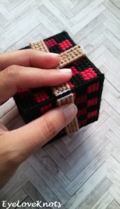 Plaid Gift Box Ornament - Free Plastic Canvas Pattern - EyeLoveKnots