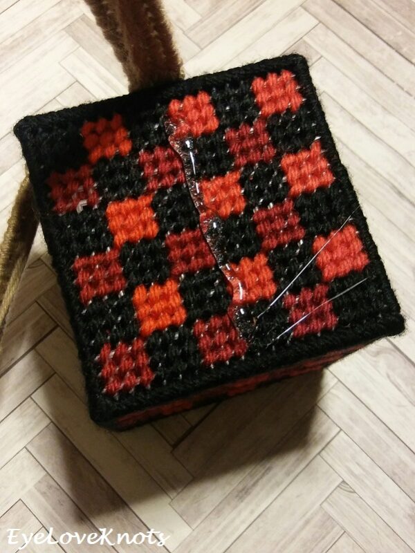 Plaid Gift Box Ornament - Free Plastic Canvas Pattern - EyeLoveKnots