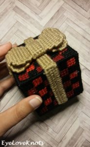 Plaid Gift Box Ornament - Free Plastic Canvas Pattern - EyeLoveKnots