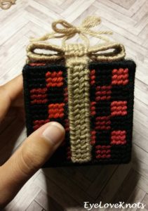 Plaid Gift Box Ornament - Free Plastic Canvas Pattern - EyeLoveKnots
