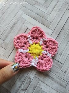 Forget Me Not Applique - Free Crochet Pattern - EyeLoveKnots