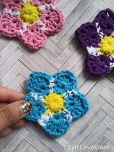 Forget Me Not Applique - Free Crochet Pattern - EyeLoveKnots