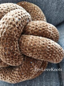 The Mare Knot Pillow - Crochet Pattern Review - EyeLoveKnots