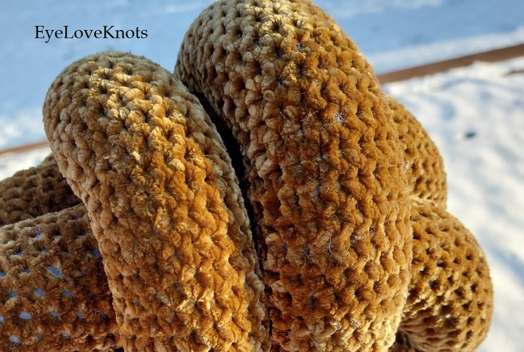 The Mare Knot Pillow - Crochet Pattern Review - EyeLoveKnots