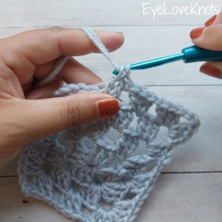 How to Add a New Ball of Yarn When You Run Out - EyeLoveKnots